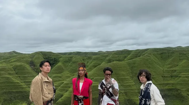 Lirik dan Makna Lagu "Your Side" Weird Genius Feat. Novia Bachmid ...